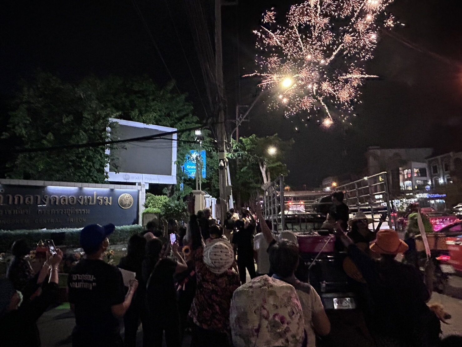 ปล่อยทุกคนในสิ้นปี! จุดพลุ-เรียกทัพ ย้ำคำ ‘สมคิด’ อีก 4 เดือนรอบุก ทวง พ.ร.บ.นิรโทษปชช.