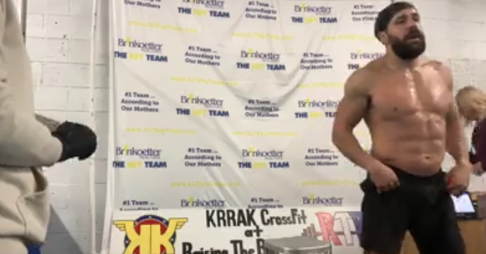 สุดทึ่ง! ชายชาวอิลลินอยส์ สควอช 26,100 ครั้ง ใน 24 ชั่วโมง ทุบสถิติโลก