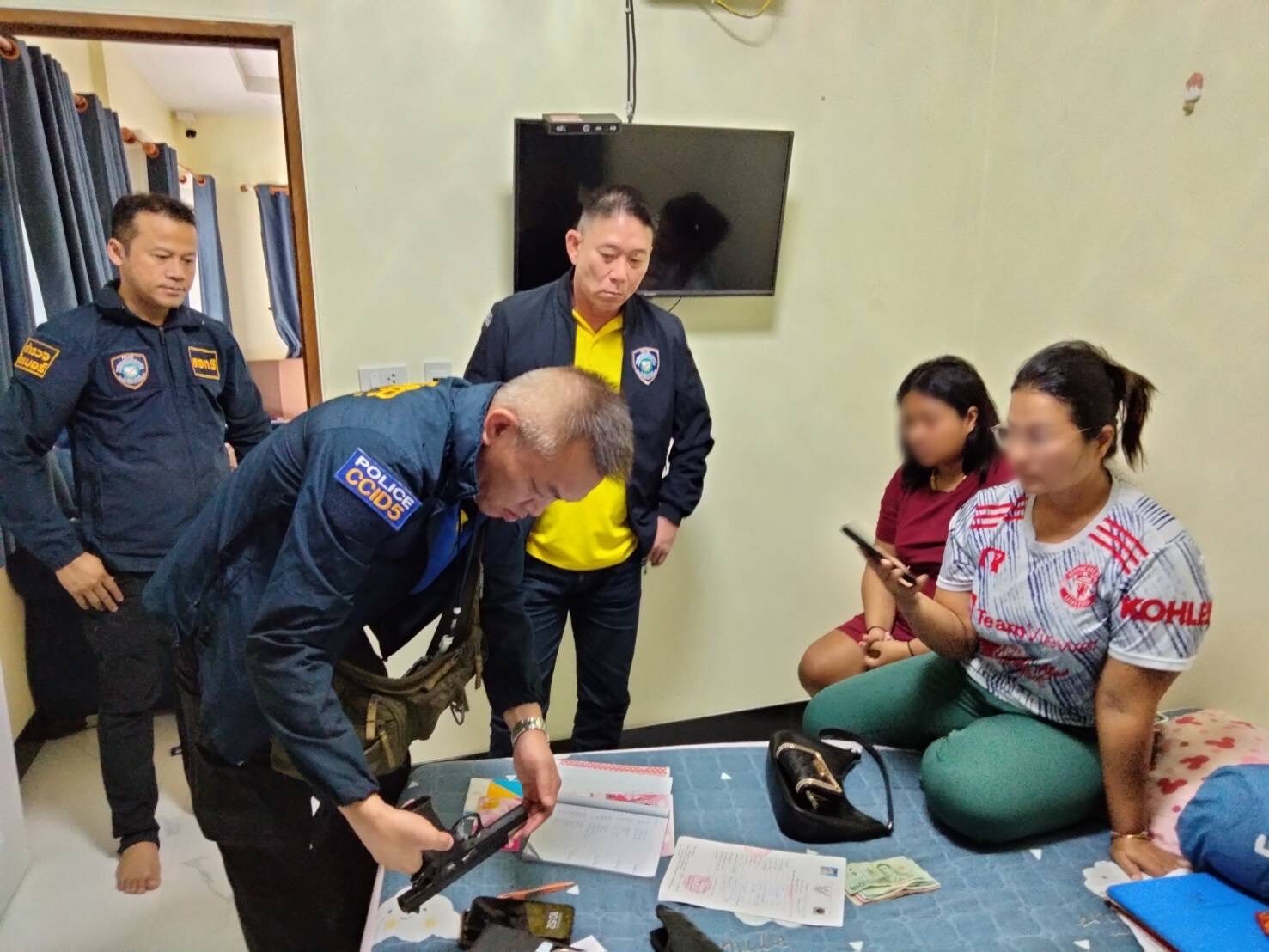 รวบ 2 ผัวเมีย บ้านแชร์รายใหญ่เมืองตรัง ตร.พบเปิดบริการธุรกิจสีเทาครบวงจร