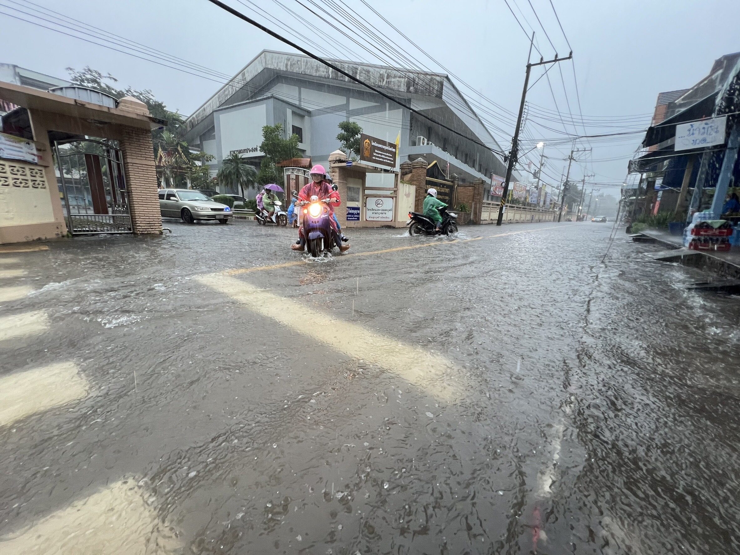ฝนตก 10 ชม.รวด เมืองตราดจมบาดาล ชี้ น้ำท่วมหนักที่สุดในรอบ 30 ปี