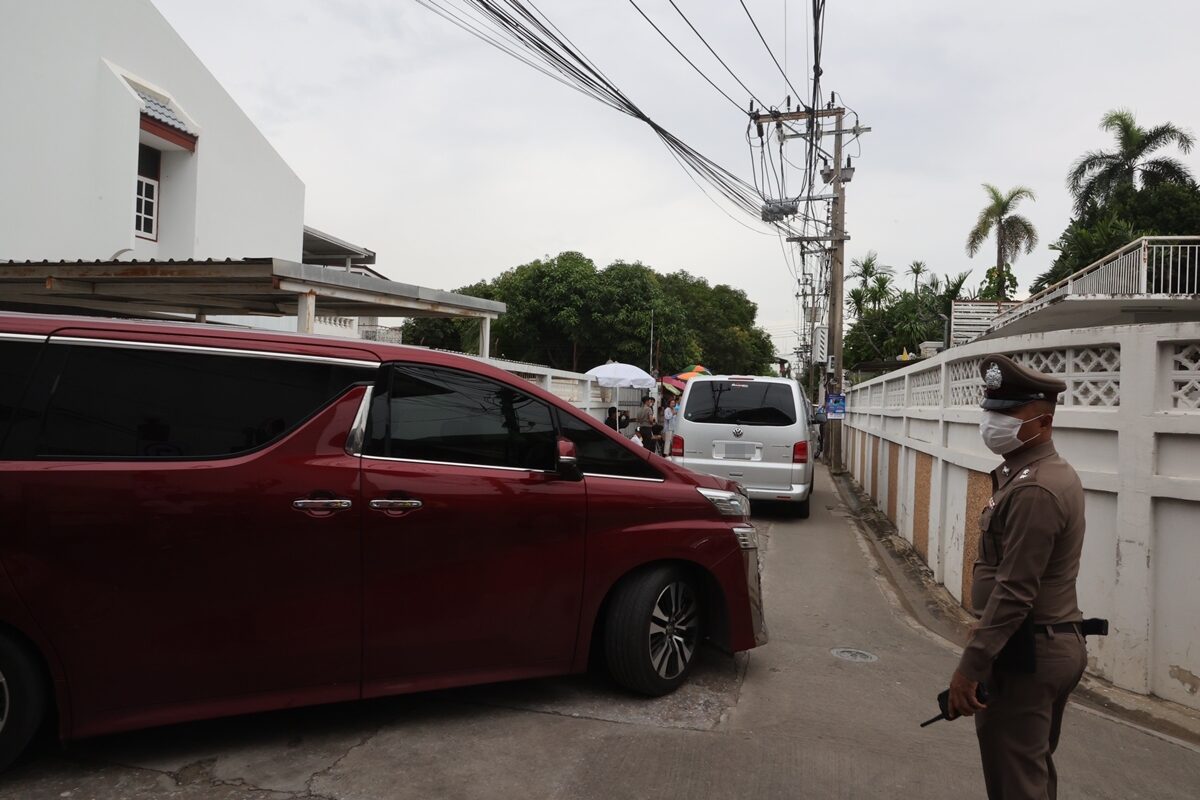 ทักษิณ เปิดบ้านจันทร์ส่องหล้า ทำบุญวันเกิดครบ 75 ปี ก่อนให้แกนนำพรรคเข้าอวยพร