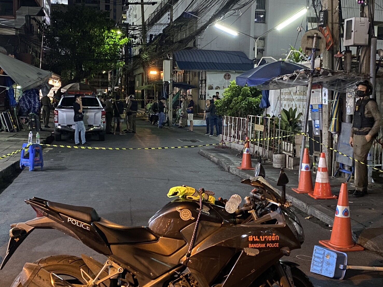 ดวลปืนสนั่นกลางซอย ตร.วิสามัญหนุ่มวัย 46 ญาติคาใจเกินกว่าเหตุหรือไม่ ...