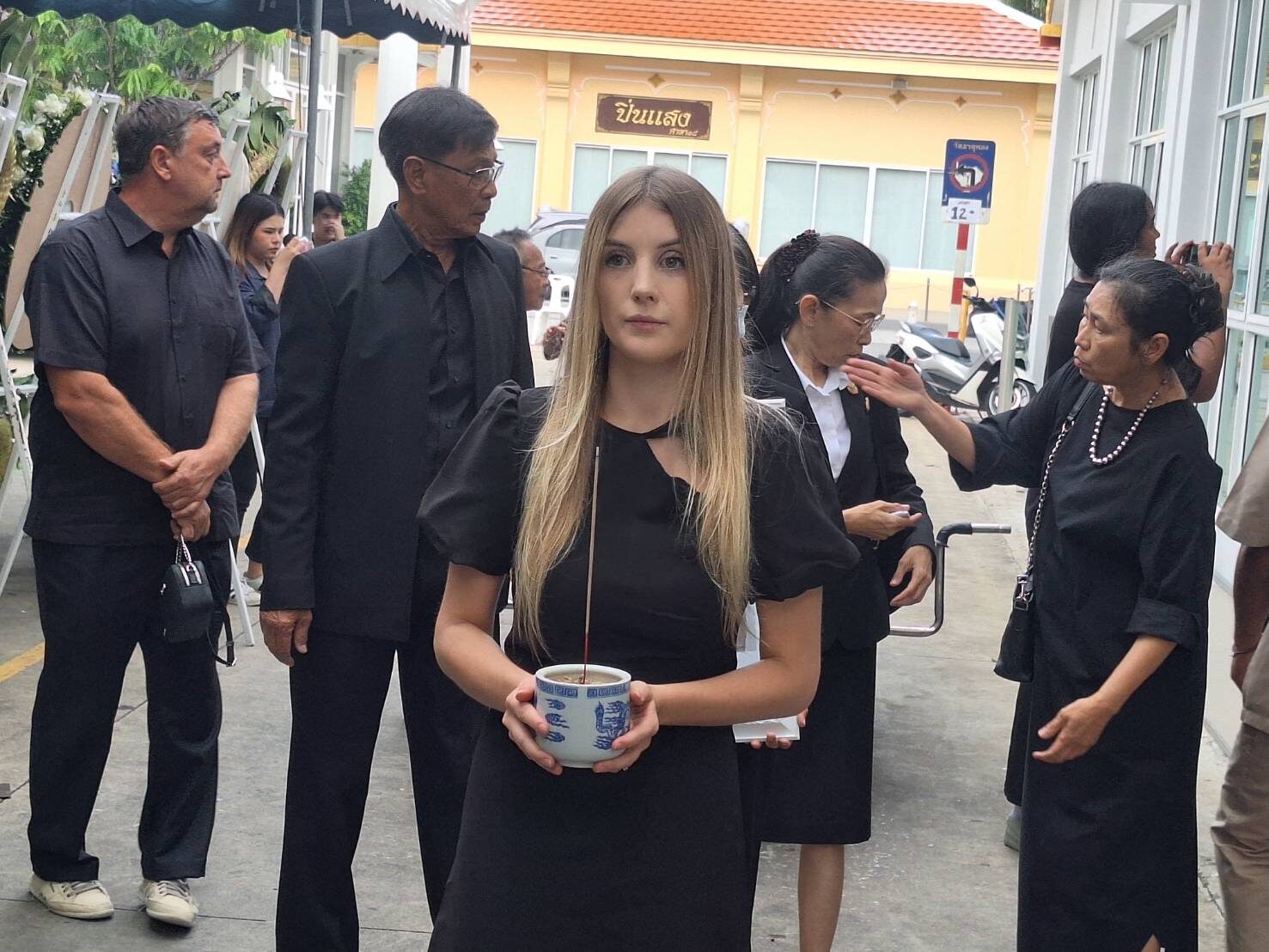 เคลื่อนย้ายร่าง 'อ๋อม อรรคพันธ์' ไว้ที่ศาลา10 วัดธาตุทอง จัดพิธีสวดพระอภิธรรม