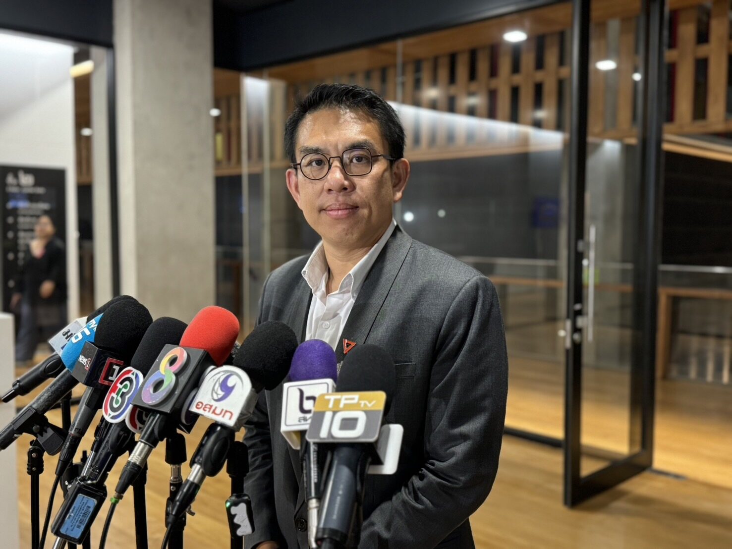 วิโรจน์ บอก 'บิ๊กอ้วน' เคยเข้าป่า คงรู้เรื่องทหารดีกว่าตน แซวไม่รู้ ...