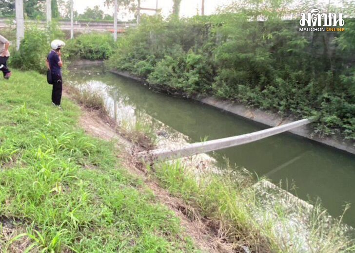 สาวโรงงานผงะ! พบศพชายปริศนา ถูกกระหน่ำแทง ดับคาคูน้ำในนิคมอุตฯ