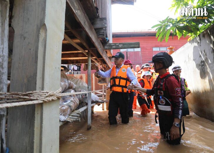 สมศักดิ์ ลุยสุโขทัยเยี่ยมกลุ่มเปราะบางประสบภัยน้ำท่วม มอบถุงยังชีพ ...