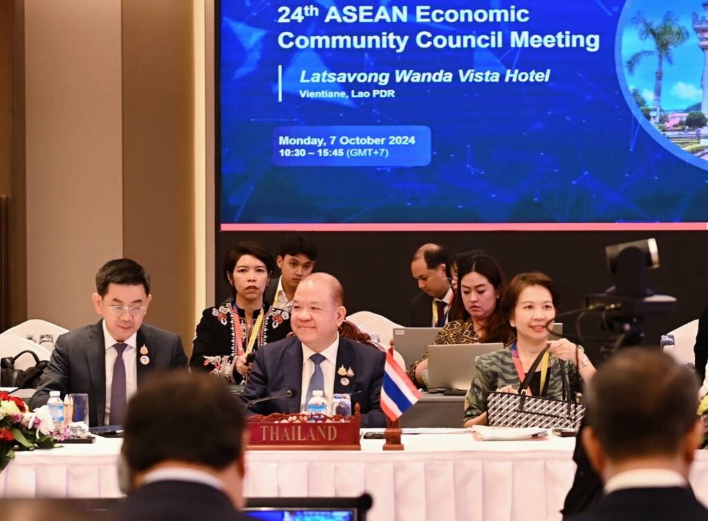 'พิชัย' เยือนลาว ร่วมประชุมAEC Council ก่อนชงผู้นำอาเซียน 9 ต.ค.นี้