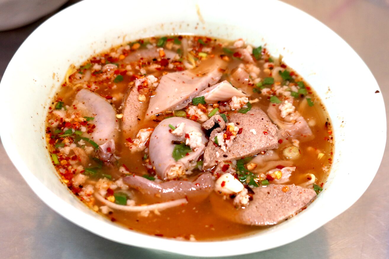 ป้านุ้ย ก๋วยเตี๋ยวหมูต้มยำ อร่อยไม่ต้องปรุง เครื่องในสดๆ ต้มเล้งแซ่บๆ