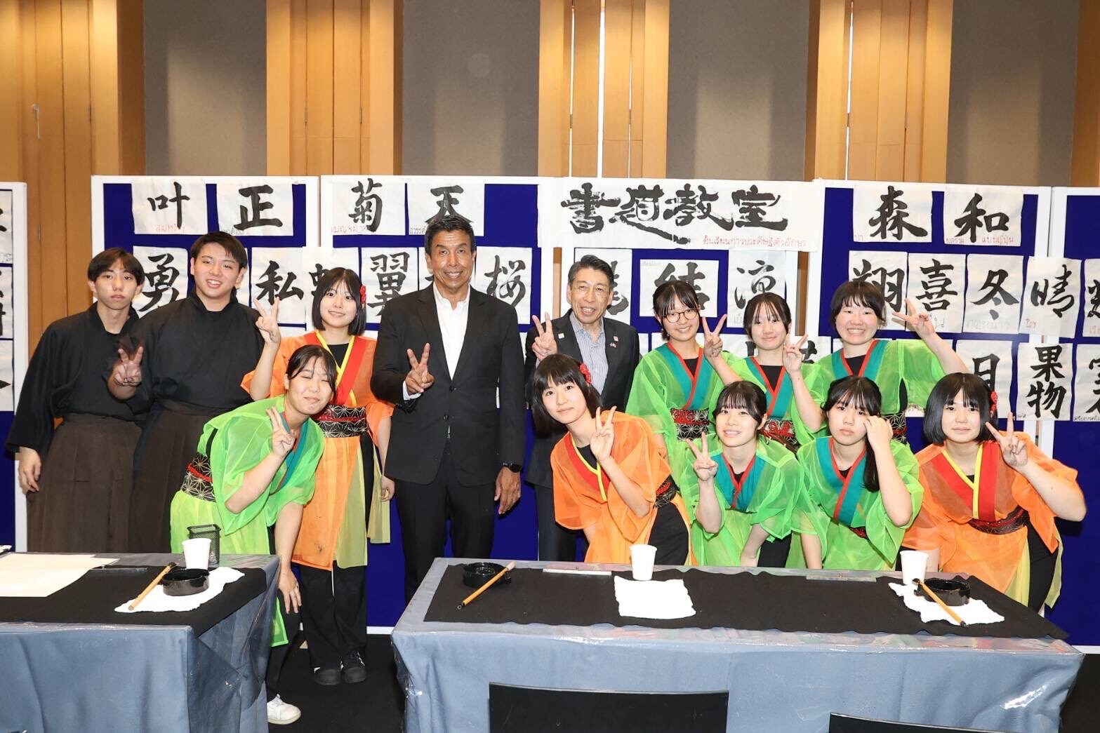 ชัชชาติ-ผู้ว่าฯฟุกุโอกะ ชนหมัดเปฉลอง 18 ปี สัมพันธ์เมืองพี่เมืองน้อง ...