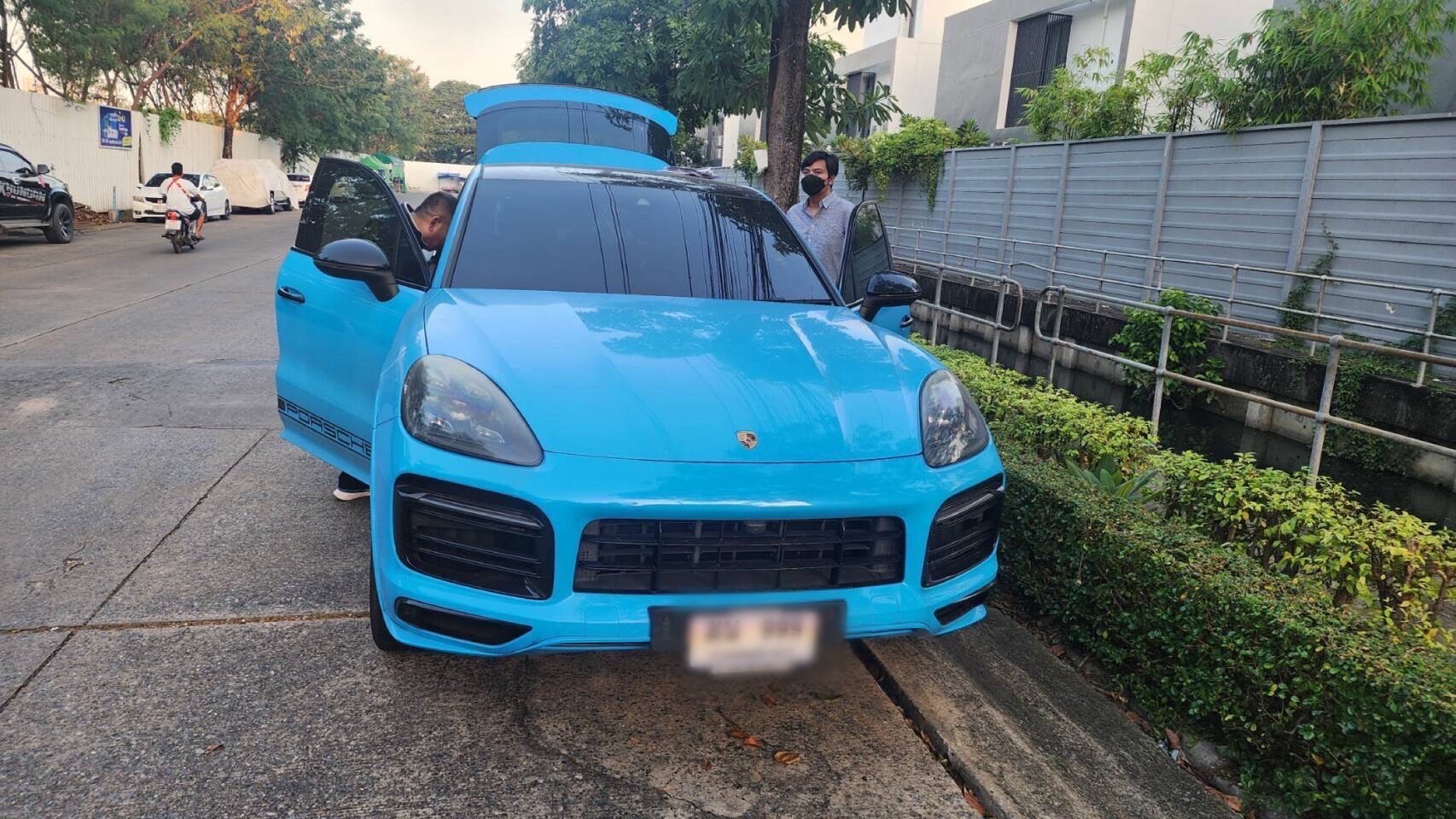 บุกจับ 2 ผัวเมีย คนสนิททนายตั้ม เอี่ยวร่วมฉ้อโกงเงินเจ๊อ้อย 39 ล้าน ยึดรถหรูอีก 2 คัน