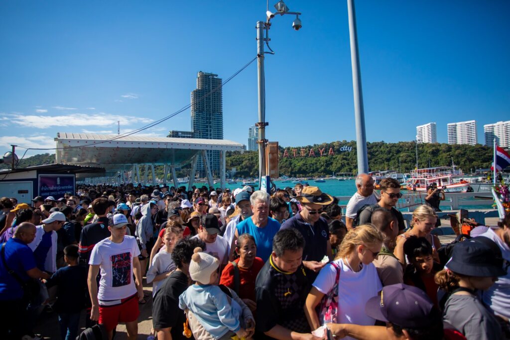 เปิด 10 จังหวัด ต่างชาติเที่ยวเยอะที่สุดในช่วงปีใหม่ 'อุทัยธานี' ขึ้นแท่นดาวรุ่งขวัญใจคนไทย