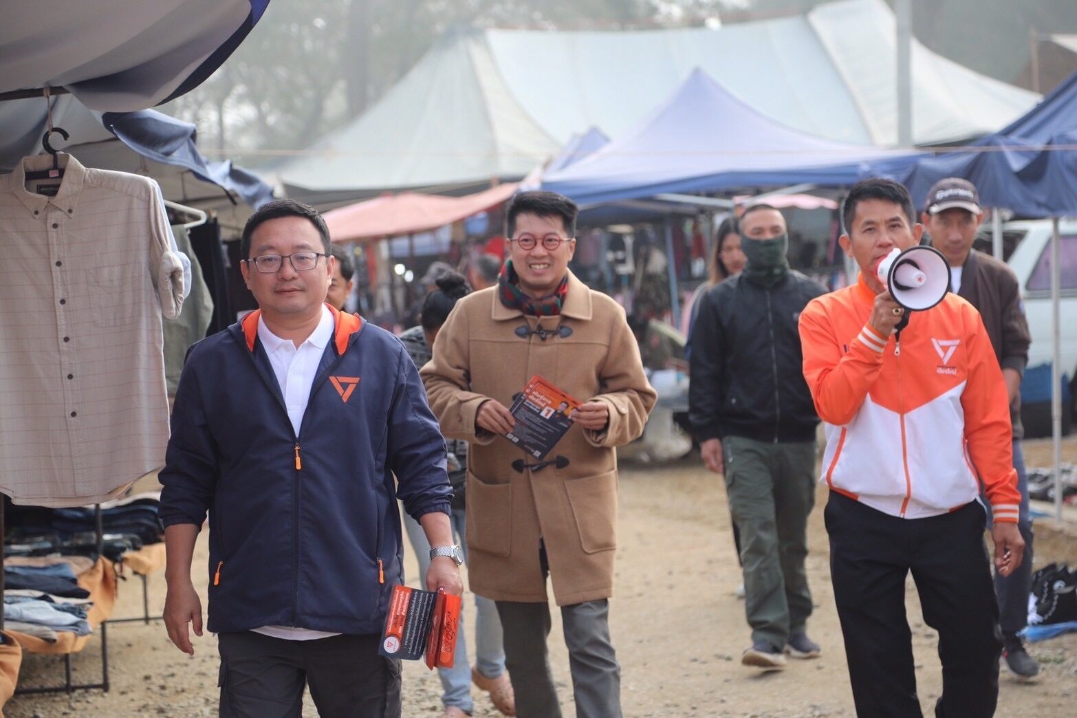 เท้ง ควง ชัยธวัช ขึ้นรถแห่ บุกตลาดเชียงดาว ชวนคนเลือก พันธุ์อาจ เป็น ...