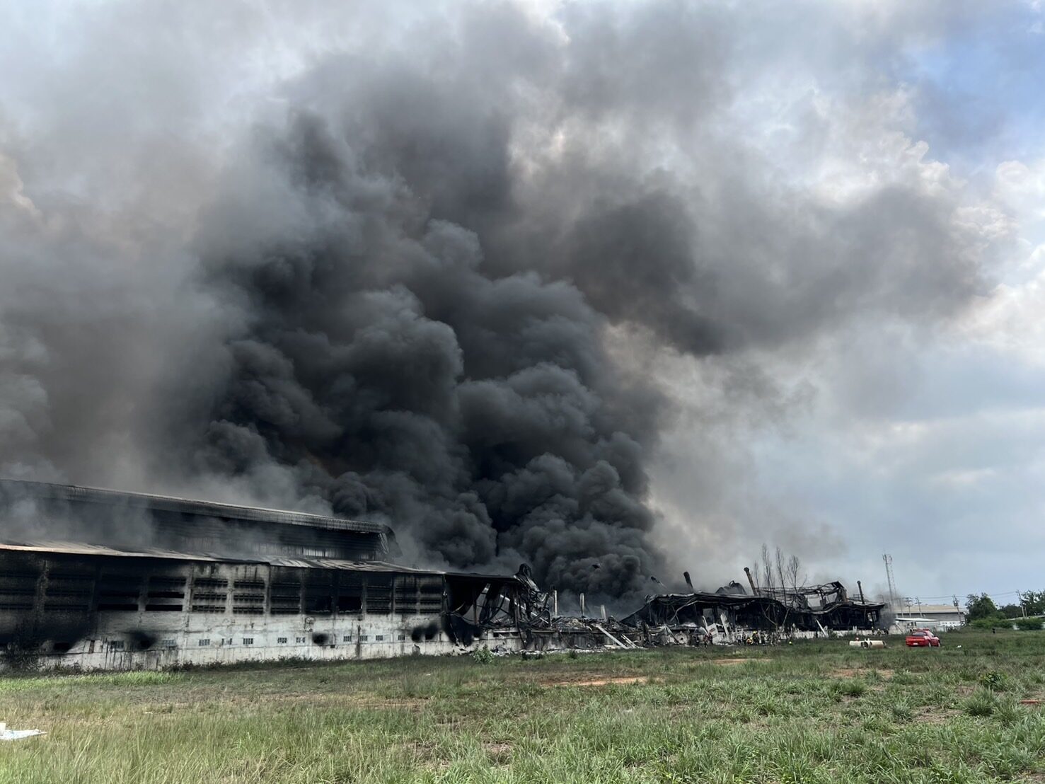 สถานการณ์ล่าสุด ไฟไหม้โรงงานย่านลาดกระบัง ยังคุมเพลิงชั้นใต้ดินไม่ได้ ...