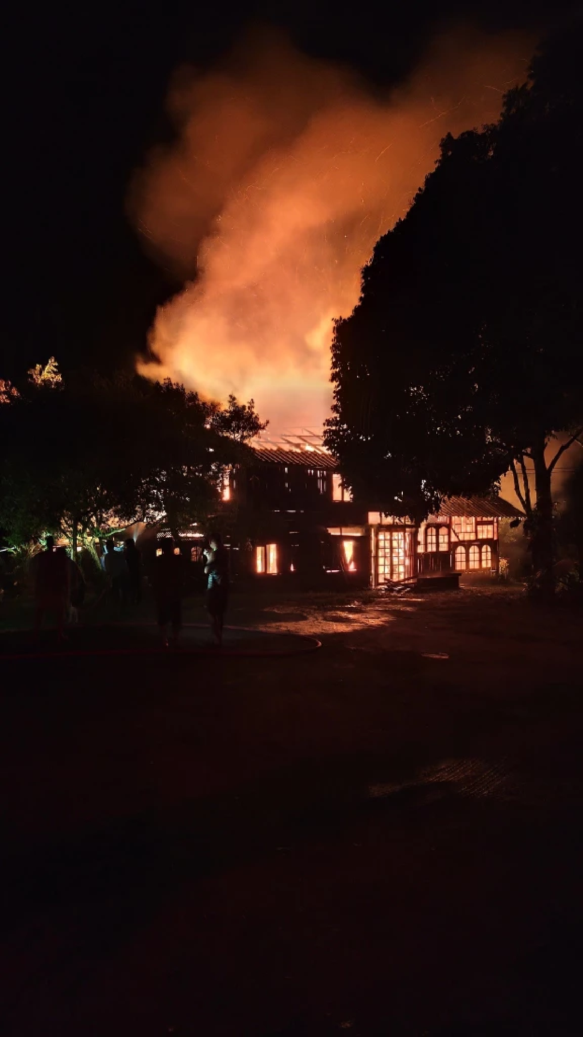 เปิดคลิปนาที ไฟไหม้กลางดึก โฮมสเตย์ Doolaylay โลเกชั่นหนังดัง สุขสันต์ ...