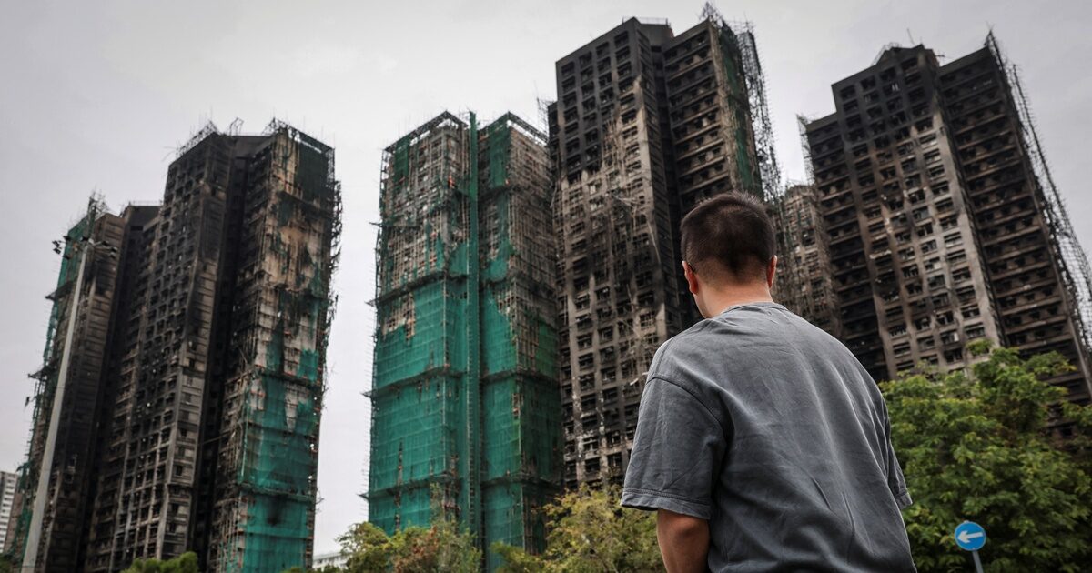 ฮ่องกง สั่งเลิกใช้ตาข่ายคลุมตึก หลังไม่ได้มาตรฐานกันไฟ ทำตึกไหม้ดับสลด 159